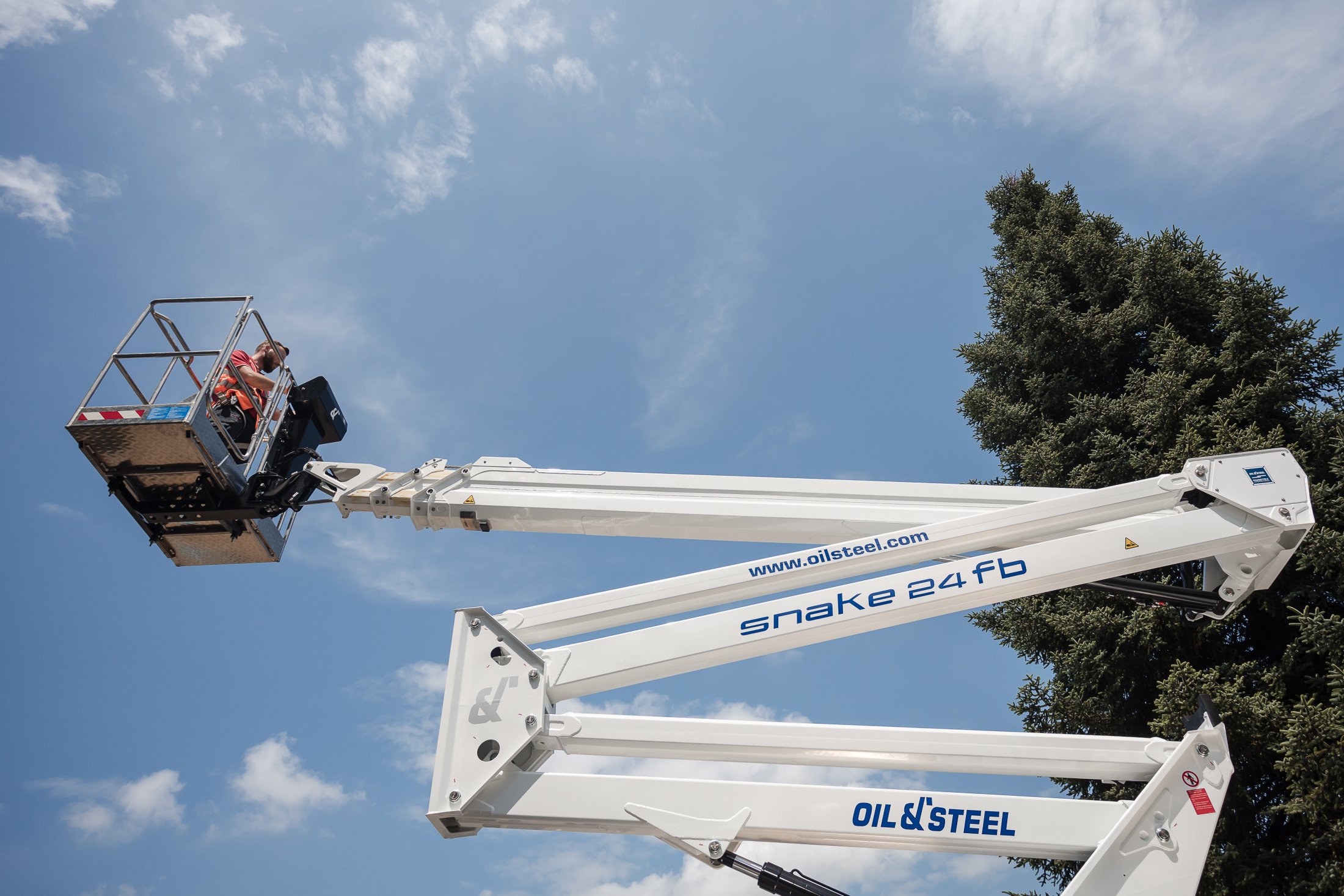 NUEVAS MÁQUINAS Y GRAN ÉXITO EN EL EVENTO DE OIL&STEEL Y MANITEX VALLA ...