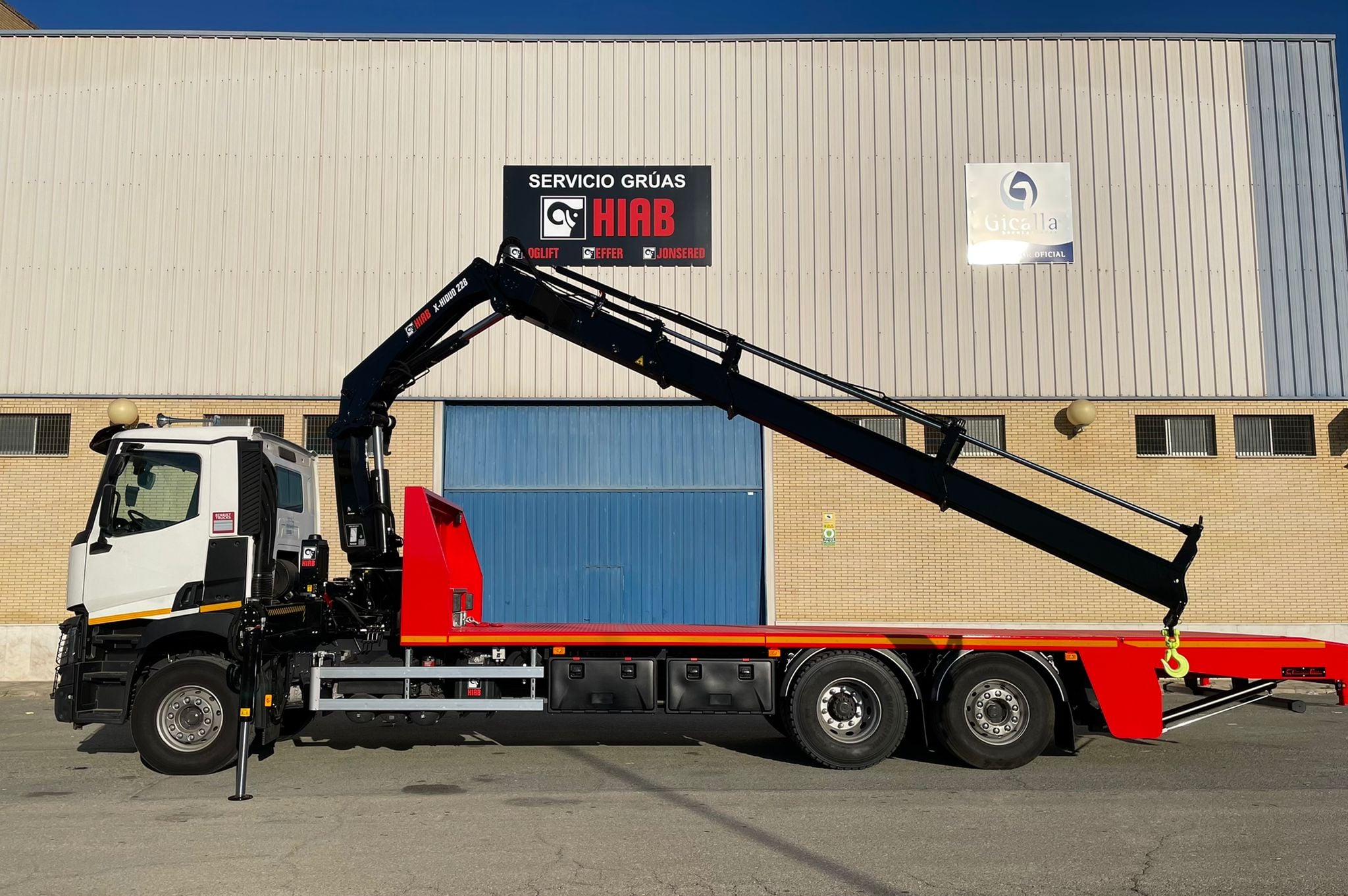 CARROCERÍAS CÉSAR, S.A. ENTREGA LA HIAB X-HIDUO 228 ES-3 - MOVICARGA