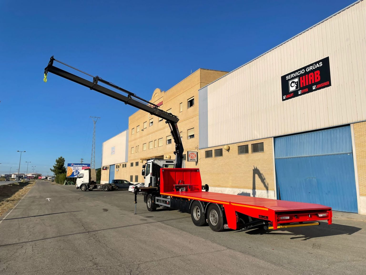 CARROCERÍAS CÉSAR, S.A. ENTREGA LA HIAB X-HIDUO 228 ES-3 - MOVICARGA