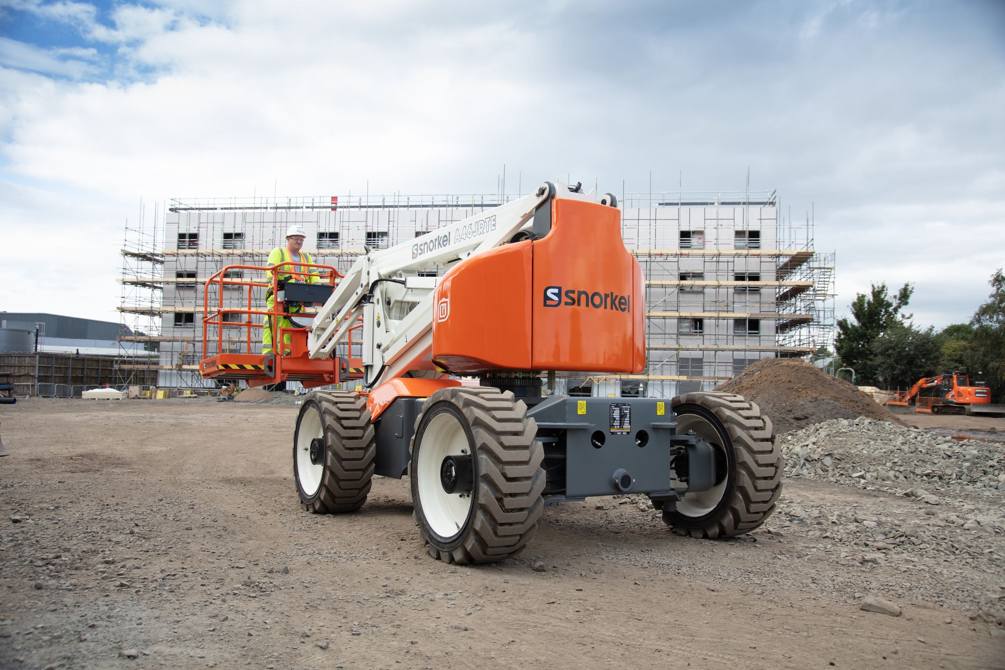 SNORKEL LANZA SU PRIMER BRAZO PARA TERRENO BRUTO CON LITIO - MOVICARGA