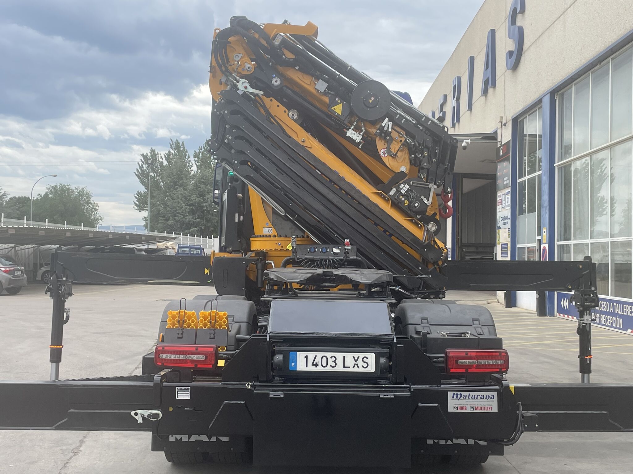 HIAB ENTREGA UNA GRÚA EFFER 525 - MOVICARGA