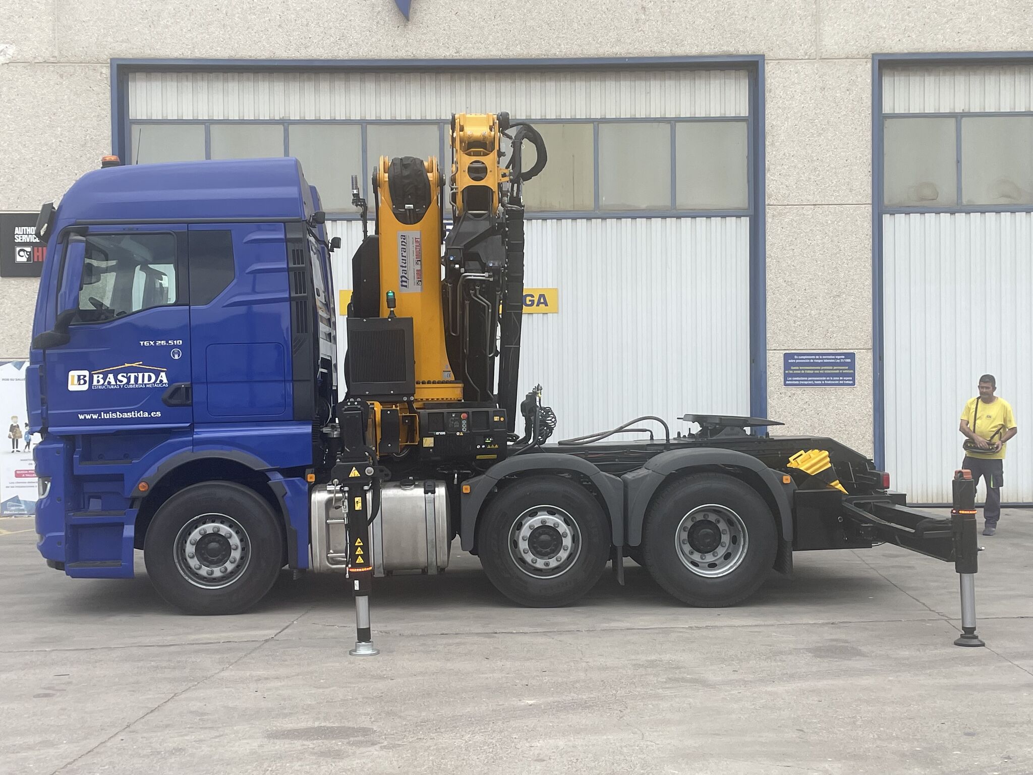 HIAB ENTREGA UNA GRÚA EFFER 525 - MOVICARGA