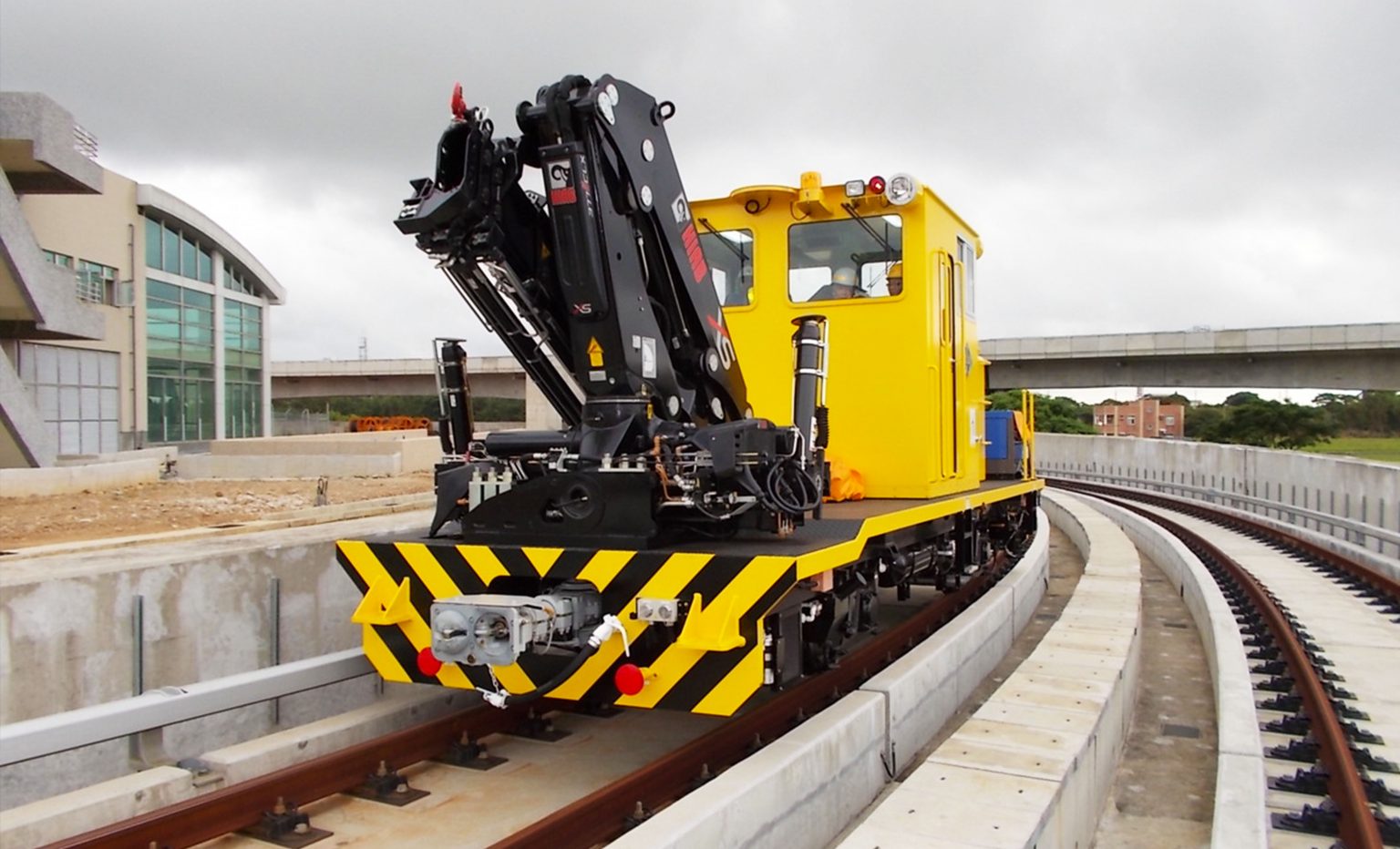 HIAB LANZA LA SERIE RAIL: UNA GAMA COMPLETA DE GRÚAS DE CARGA FERROVIARIA - MOVICARGA