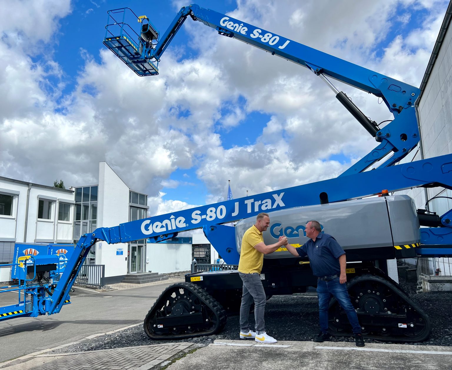 UNA DE LAS PRIMERAS PLATAFORMAS GENIE® S®-80 J TRAX™ EN ALEMANIA ...