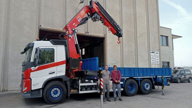 TRANSGRUAS ENTREGA UNA GRÚA HIDRÁULICA ARTICULADA FASSI F455RA.2.28 EN ...