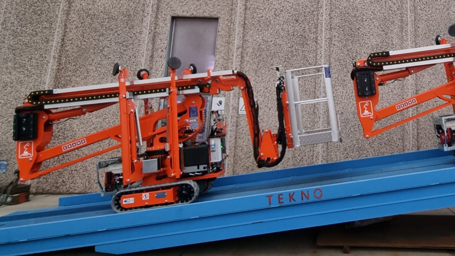 CRAMO FINLANDIA AUMENTA SU FLOTA CON ARAÑAS EASY LIFT - MOVICARGA