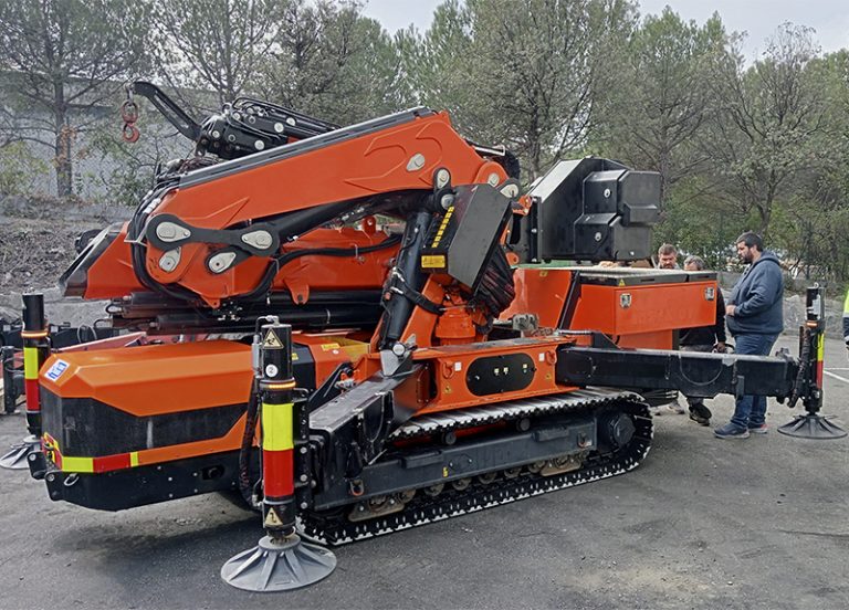 UNA GRÚA ARTICULADA SOBRE ORUGAS JEKKO JF545 REACONDICIONADA PARA ...