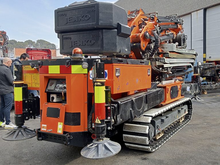UNA GRÚA ARTICULADA SOBRE ORUGAS JEKKO JF545 REACONDICIONADA PARA ...