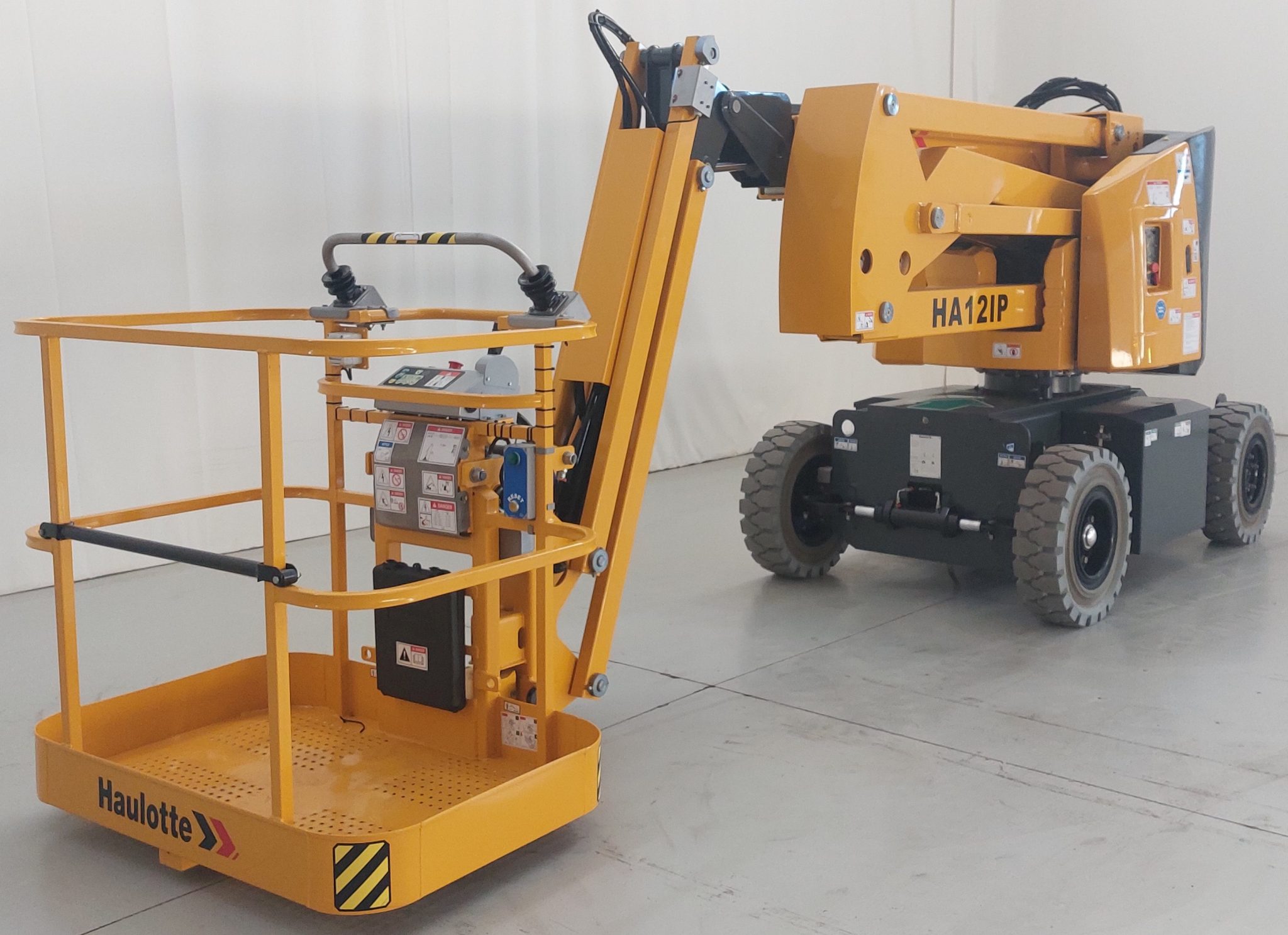 MANAIN INCORPORA LAS PLATAFORMAS HAULOTTE COMPACT10N AE Y HA12IP PARA LA VENTA - MOVICARGA