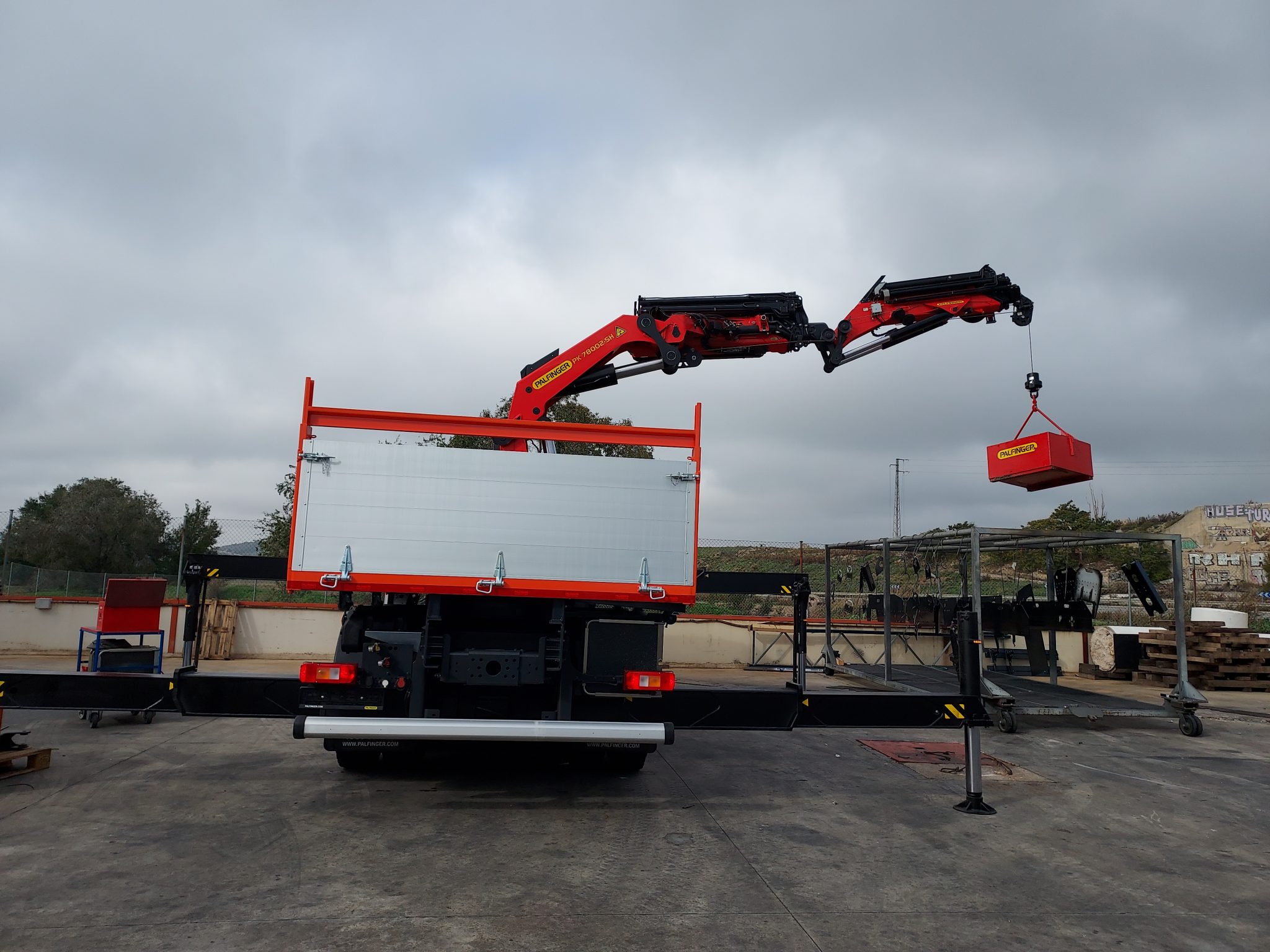 GRÚAS LOSFABLOS POTENCIA SU FLOTA CON LA GRÚA PALFINGER PK 78002 SH ...