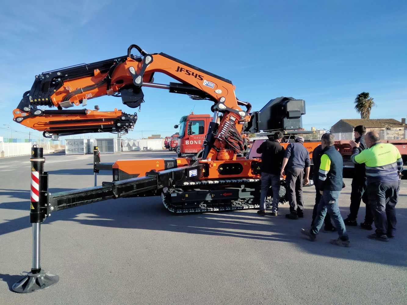 TRANSGRUAS ENTREGA UNA JEKKO JF545 A GRÚAS BONET - MOVICARGA