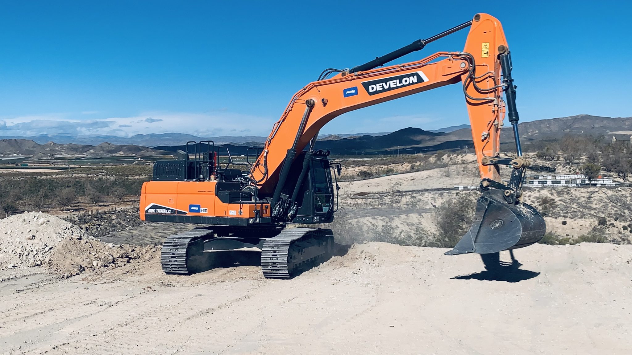 EXCAVADORA DE ORUGAS DX300LC-7 DEVELON, EN LAS OBRAS DEL AVE MURCIA- ALMERÍA - MOVICARGA