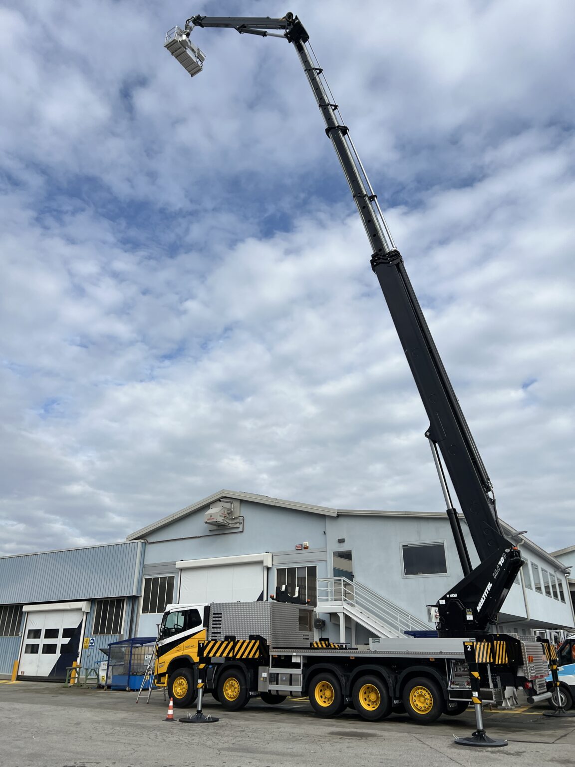 MULTITEL MJ 700, LA PLATAFORMA TELESCÓPICA SOBRE CAMIÓN CON SISTEMA ...
